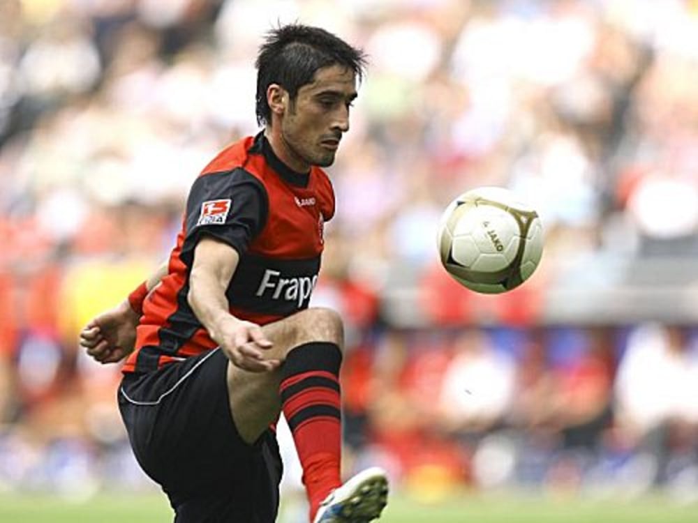 Liberopoulos prallt gegen Dummy | Bundesliga - kicker