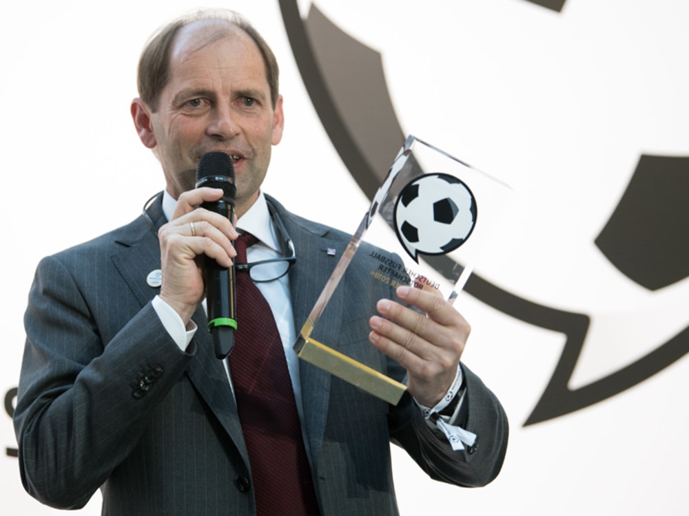 Deutscher Fußball Botschafter: Pfister, Engels und Karius ausgezeichnet ...