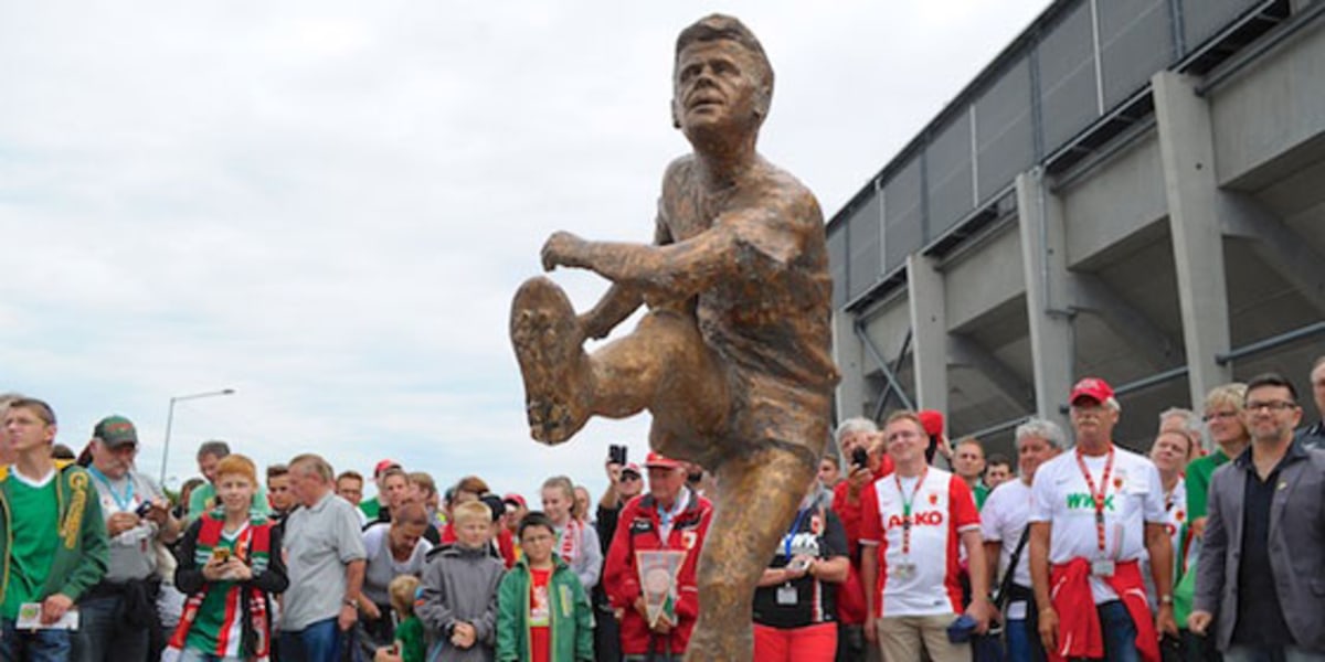 FC Augsburg enthüllt Helmut-Haller-Denkmal | Bundesliga (D) - kicker