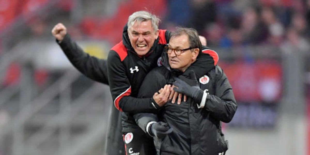 St. Pauli: Ewald Lienen gibt das Amt als Cheftrainer an Olaf Janßen ab ...