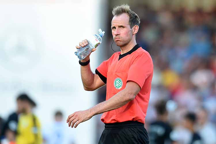 Das sind die Bundesliga-Referees 2018/19 - Bundesliga | Bildergalerie ...