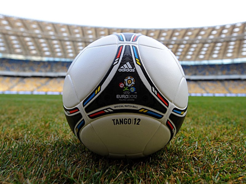 Der neue Ball heißt "Tango 12" | EM - kicker