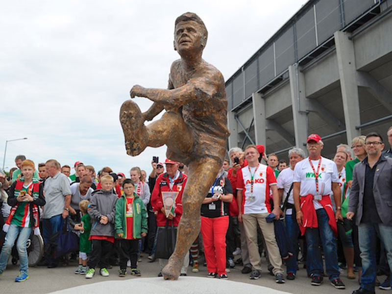 FC Augsburg enthüllt Helmut-Haller-Denkmal | Bundesliga - kicker