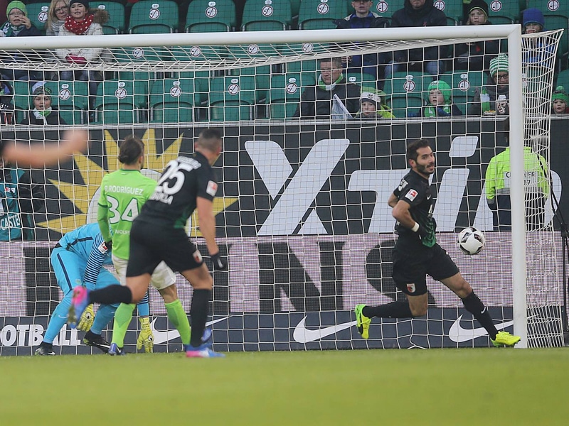 Kurioses Slapstick-Tor bringt Augsburger Wende - kicker