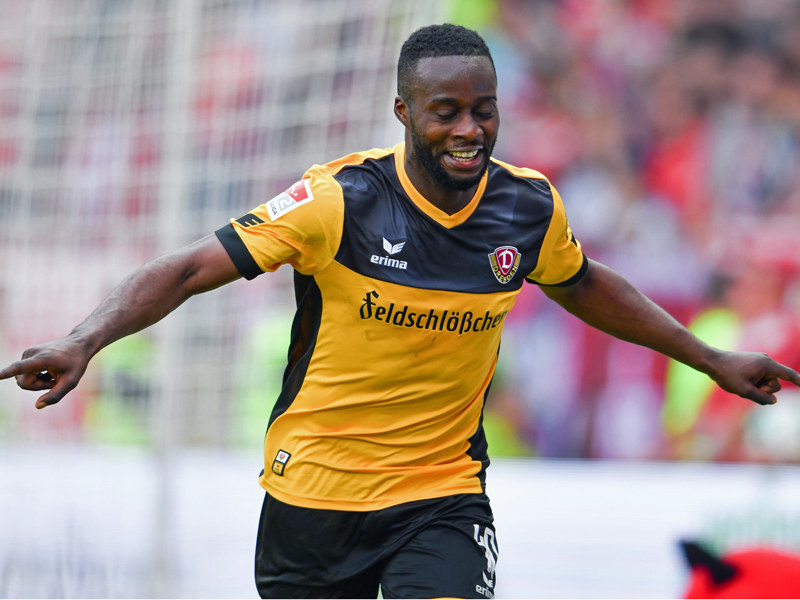 Dynamo Dresden jubelt! Erich Berko schießt den 1. FC Kaiserslautern ...