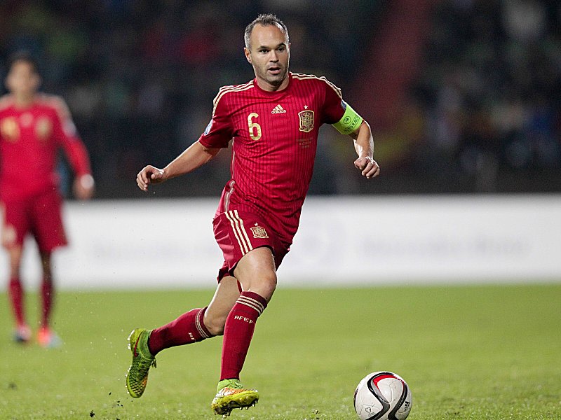 Iniesta erhält "Golden Foot Award" | Int. Fußball - kicker