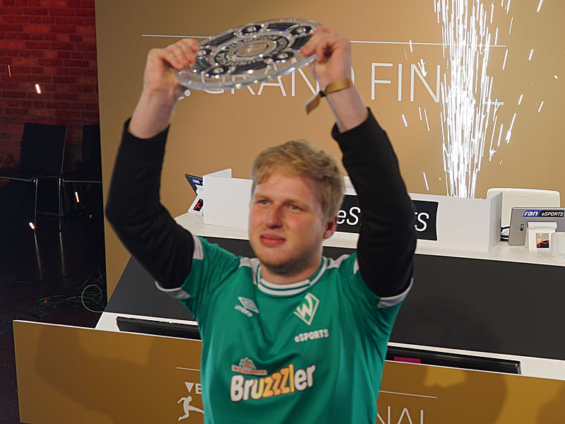 Michael 'Megabit' Bittner ist Deutscher Meister im eFootball | kicker ...
