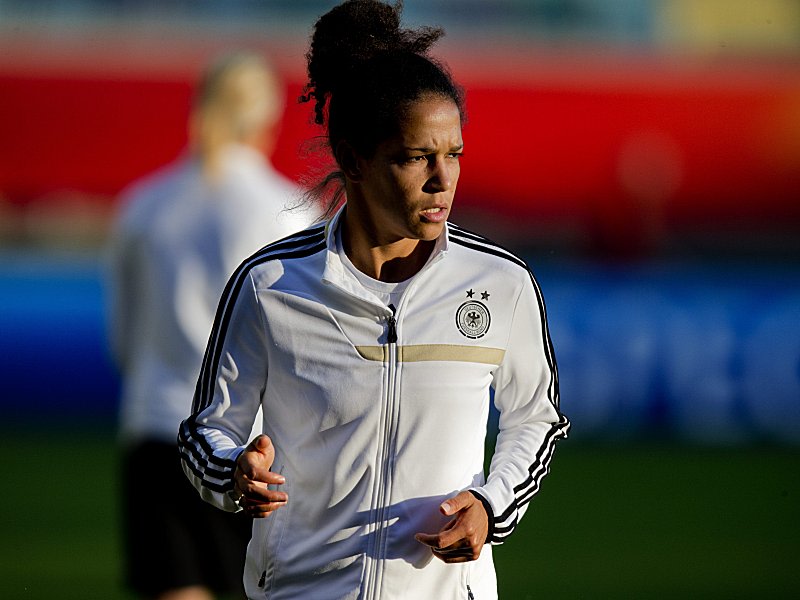 Da Mbabi besteht letzten Test - Einsatz möglich | Frauen - kicker