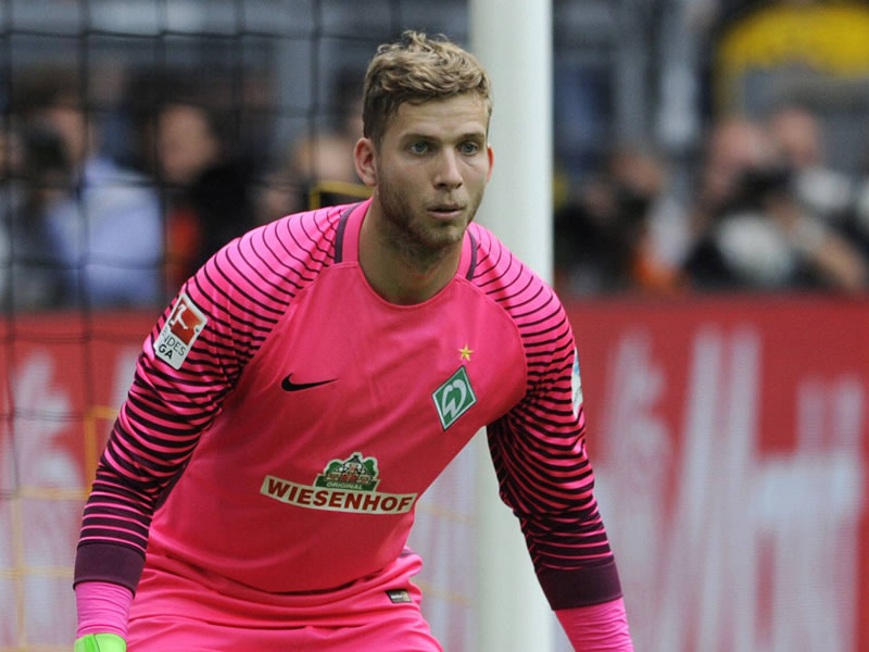 Werder Bremens Keeper Felix Wiedwald auf dem Weg nach Leeds - kicker