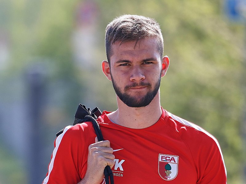 Simon Asta vom FC Augsburg: Der erste 2001er der Bundesliga ...