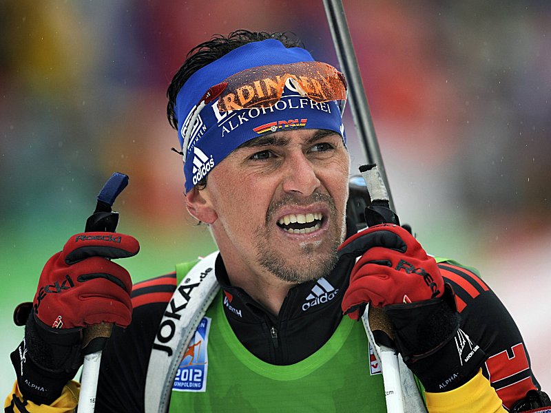 Greis stellt Gewehr und Ski in die Ecke | Wintersport - kicker