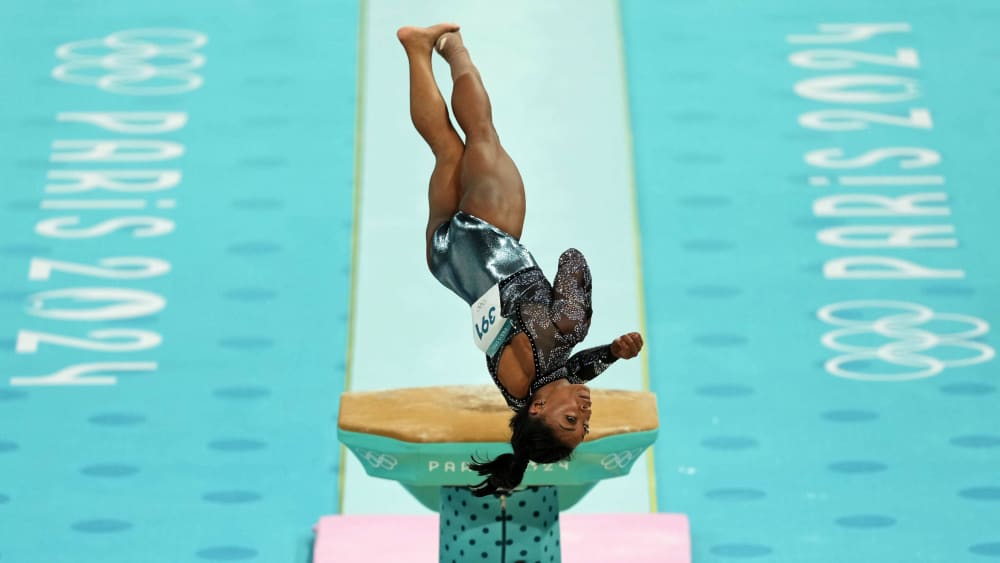 Olympia 2024: Turnerin Simone Biles brilliert mit bandagiertem Fuß - kicker