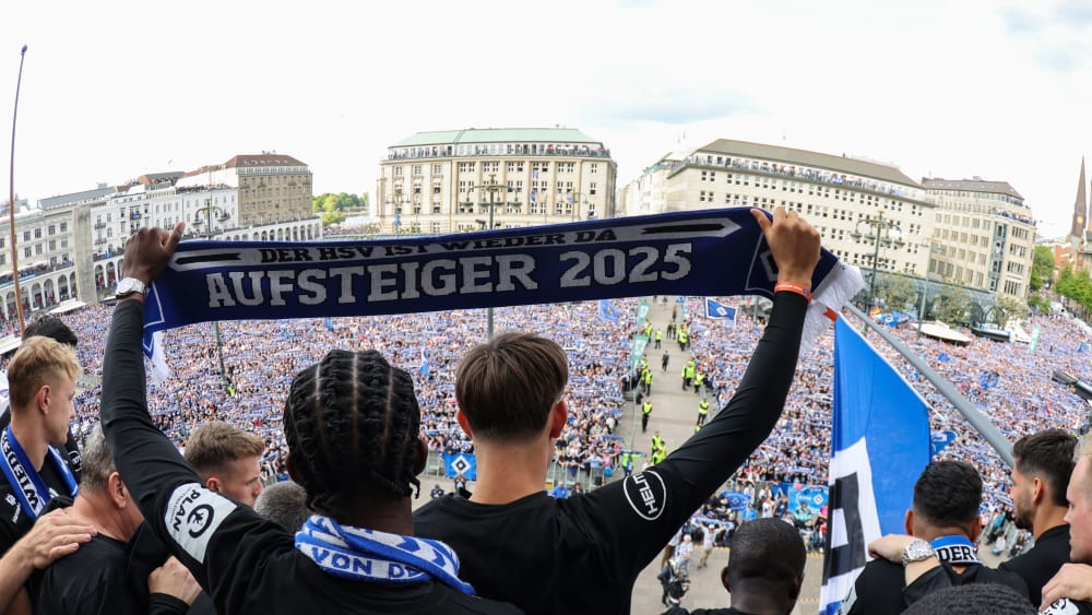 Hamburg: 100.000 Fans feiern den Bundesliga-Aufstieg des HSV - kicker