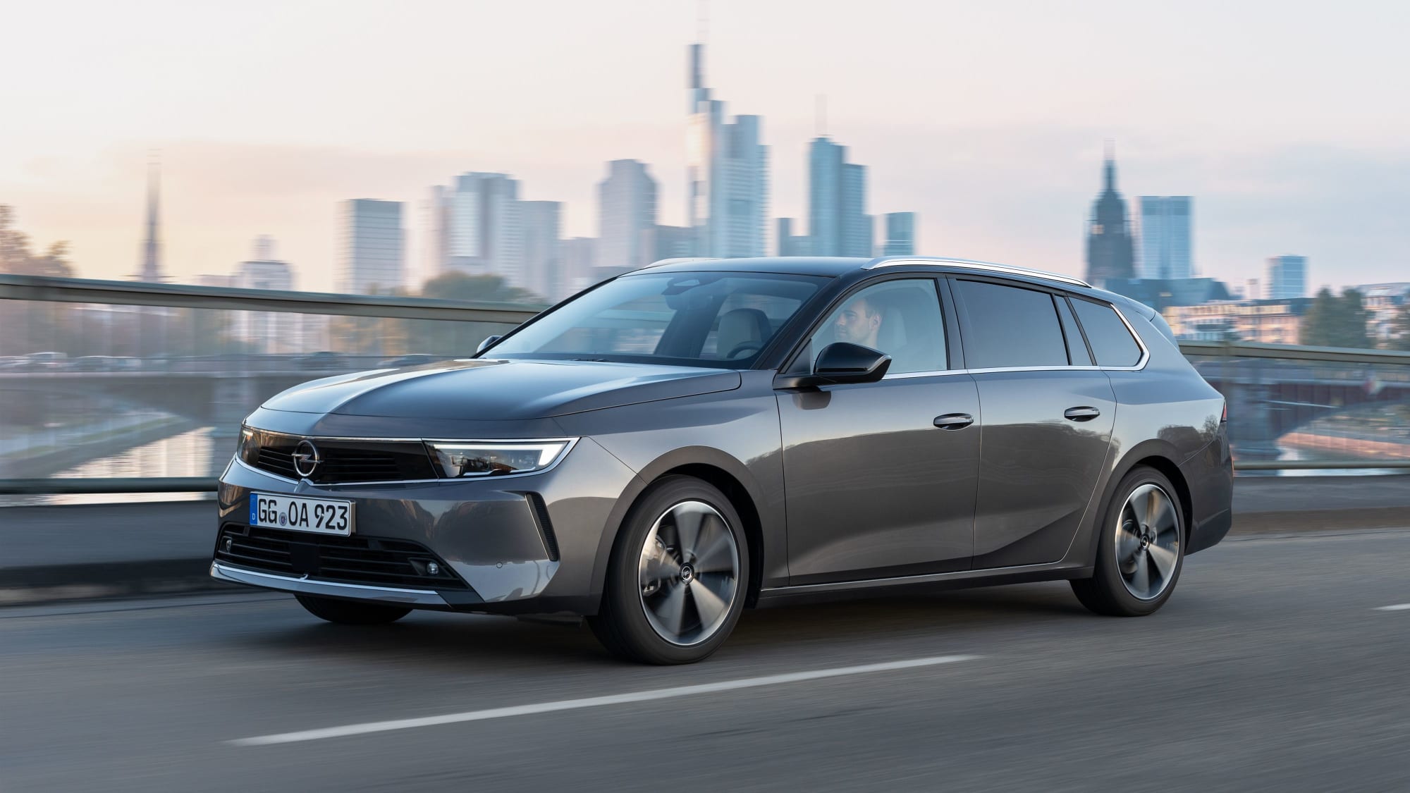 Elegantes Opel Astra Sports Tourer Diesel Bilder