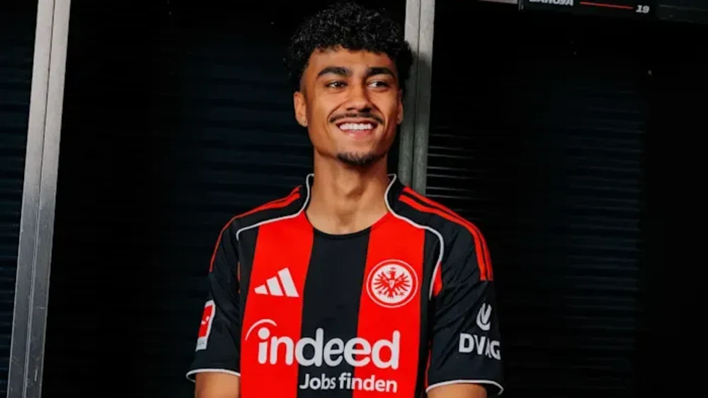 Eintracht Frankfurt stellt neues Trikot für 2025/26 vor - kicker