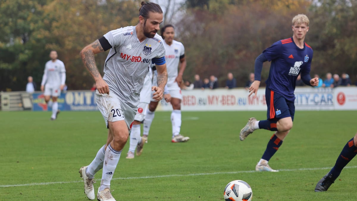 Harnik-Doppelpack inklusive: Dassendorf fertigt HSV III ab | Oberliga ...