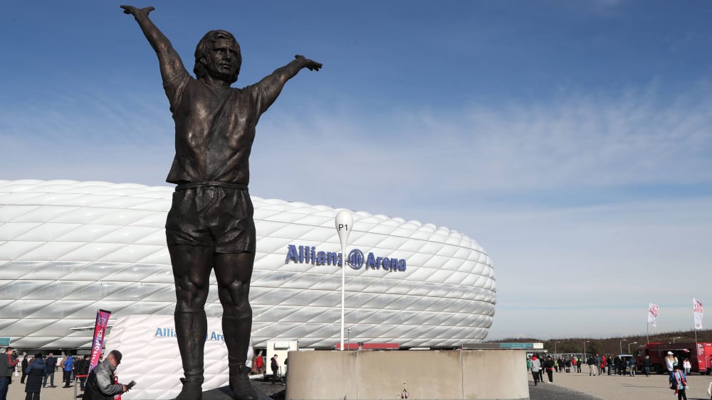 Der FC Bayern ehrt den "Kaiser": Bronzestatue für Beckenbauer - kicker