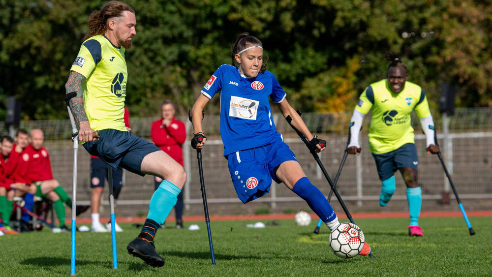 Auf einem Bein Fußballspielen - kicker