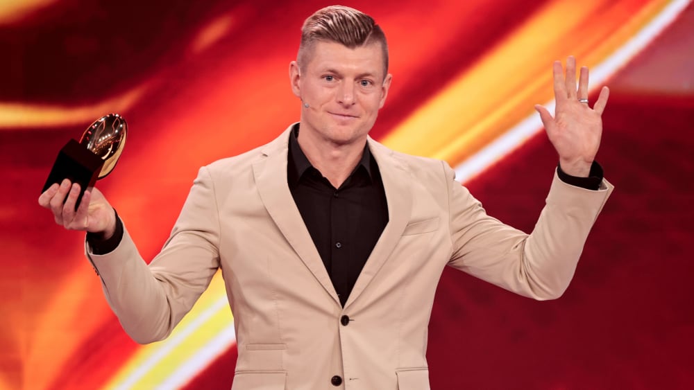 Fast alle stehen für Toni Kroos auf - kicker