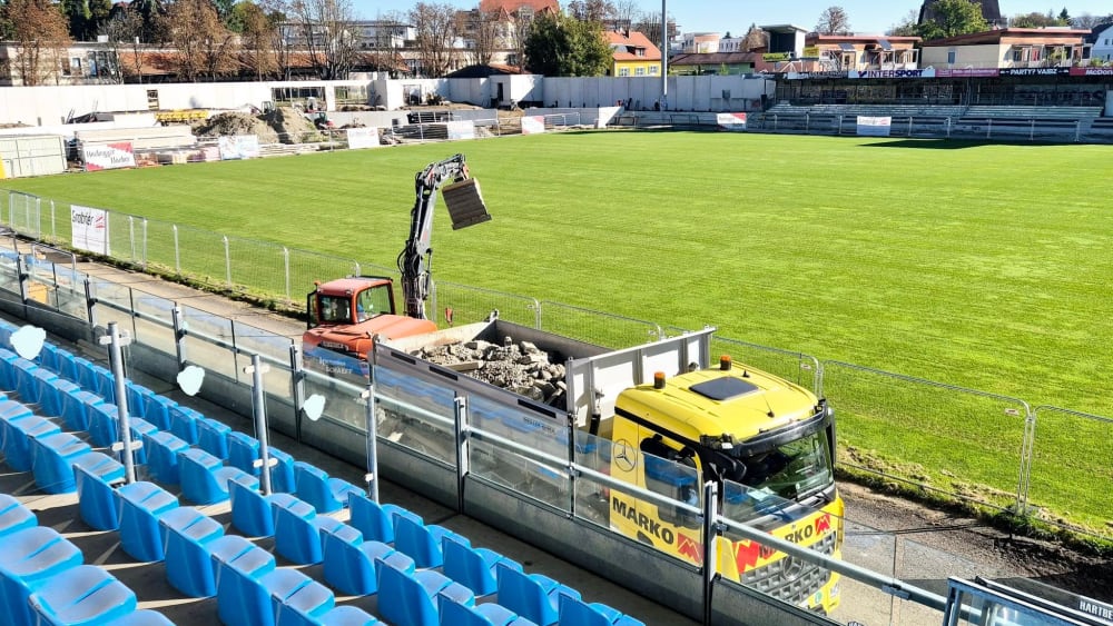 Aktuelle Fotos: So schreitet der Stadionumbau des TSV Hartberg voran ...