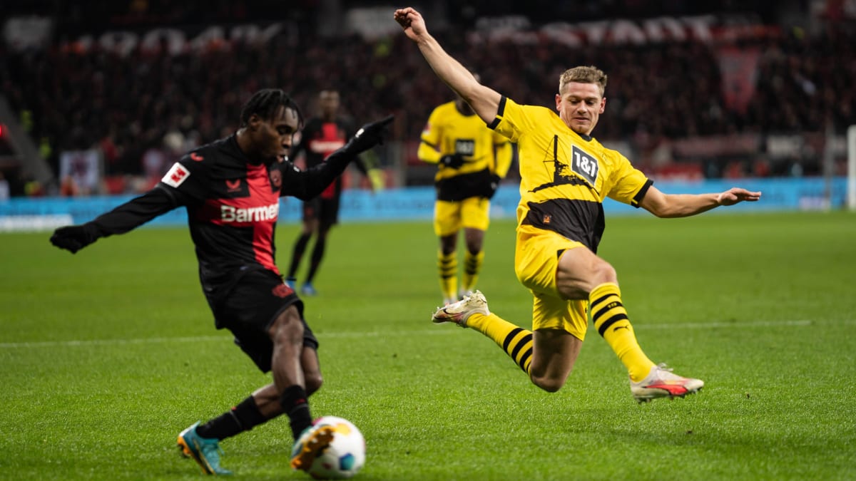 Blutgrätsche: Definition & Strafe - kicker