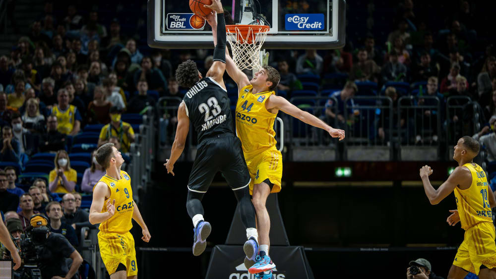 Dramatische Schlussphase: Alba glückt Auftaktsieg - kicker