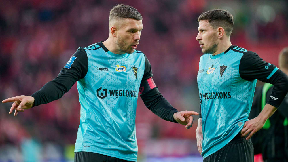 EM 2024: Slowene Erik Janza erhält Glückwünsche von Podolski - kicker