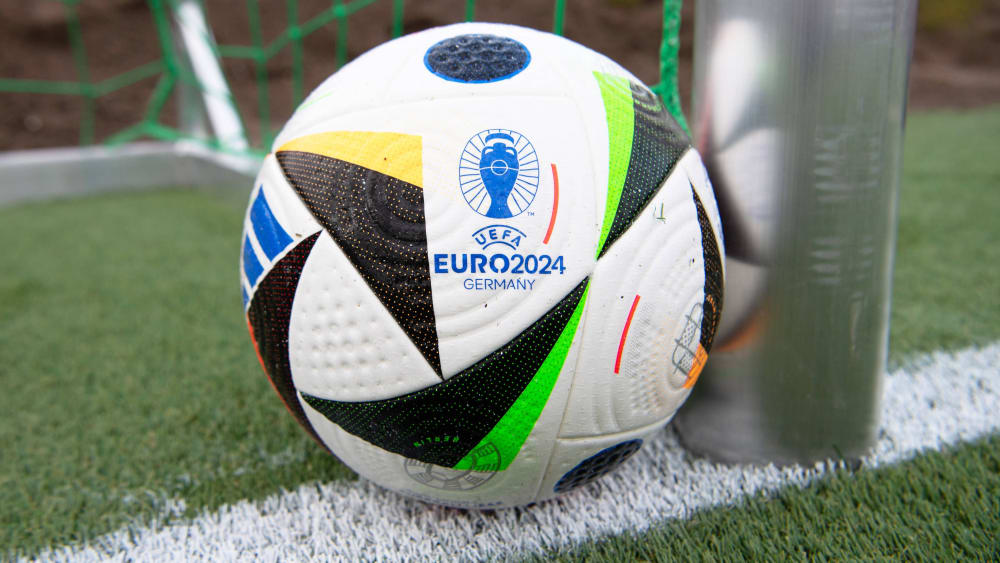 Neuer Ball für die Fußball-EM - kicker