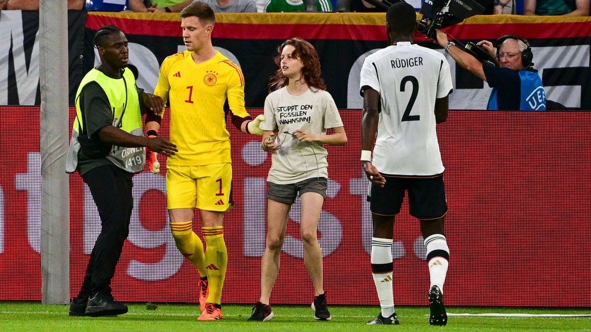 Zwei Zuschauer stürmen auf den Platz und ter Stegen greift ein - kicker