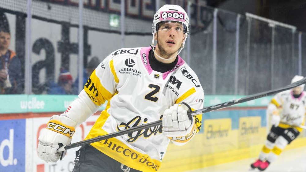 Valentin Pilet, Verteidiger des HC Ajoie, handelt sich die erste ...