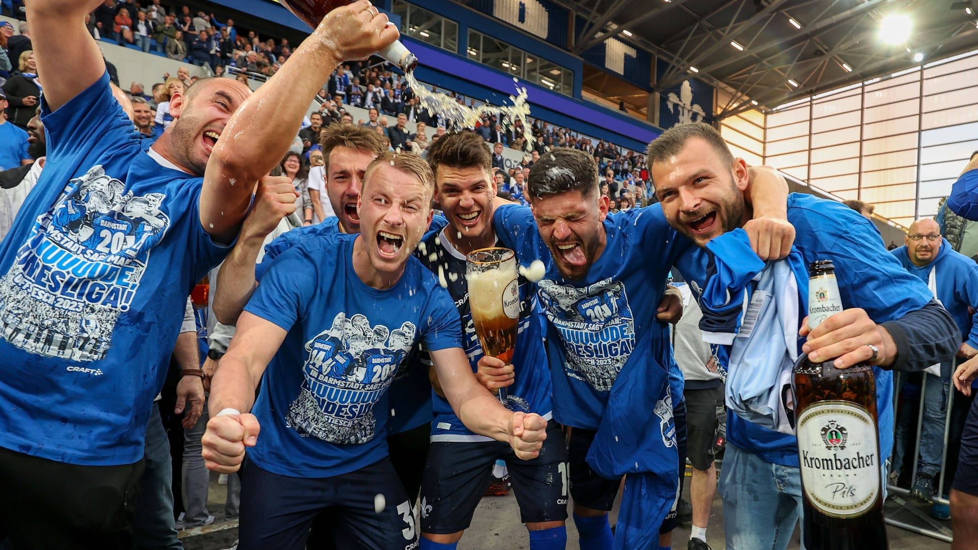 Platzsturm und Bierduschen: Die Darmstädter Aufstiegsparty am ...