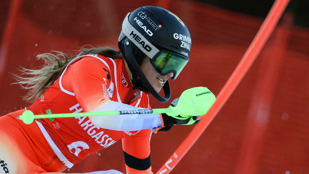 Nach dem Slalom in Kranjska Gora kamen die Siegerin Camille Rast und ...