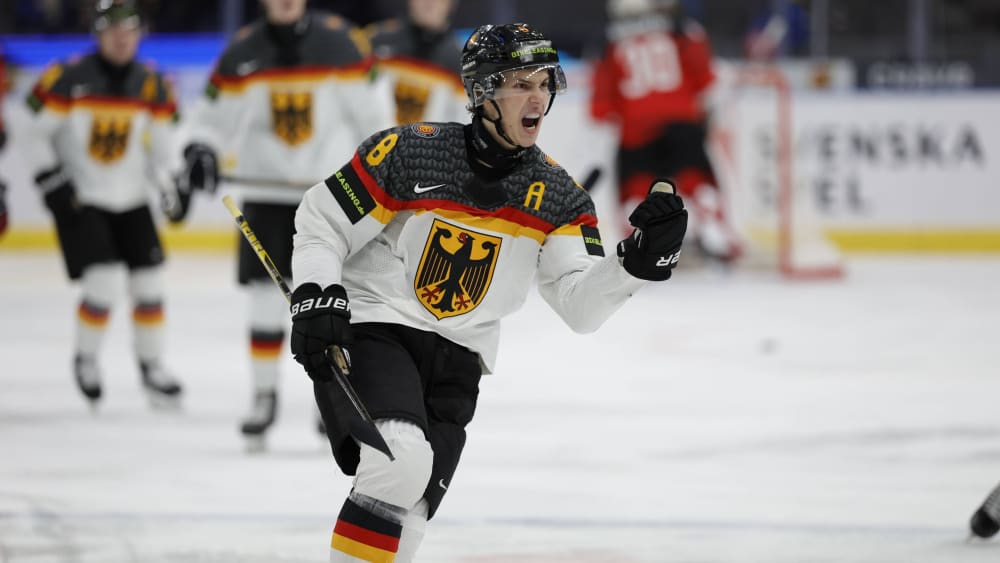 Münchner Eigengewächs Julian Lutz unterschreibt NHL-Vertrag - kicker