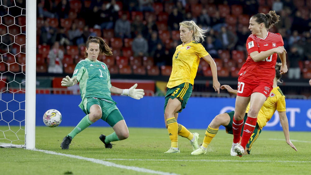 Fünf Jahre nach Rücktritt: Humm schießt Schweizer Frauen zur WM - kicker