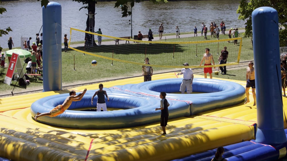 Bossaball - eine Kombination aus vier Sportarten - kicker