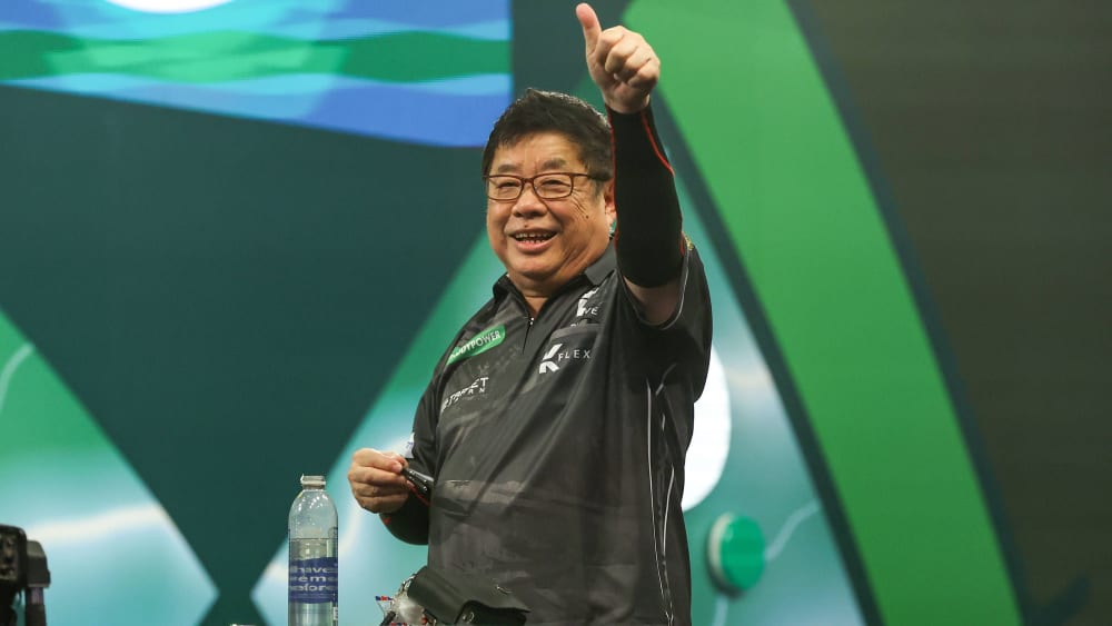 Vom Herd ans Board zur Legende: Darts-Opa Lim hat noch nicht genug - kicker