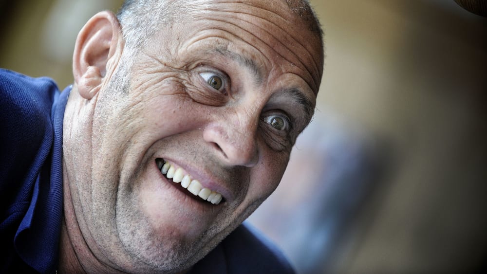 "Onehuuuundredandeeeeeiiightyyy": Eine Ode an Darts-Legende Russ Bray ...