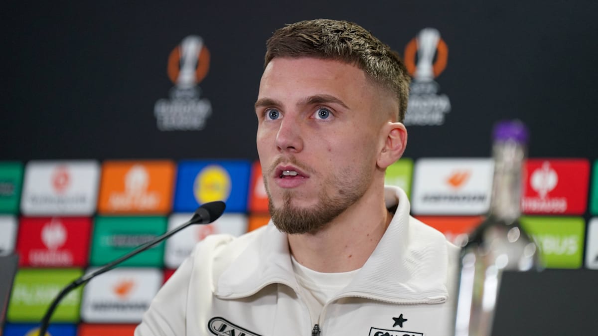 VfB-Torjäger Demirovic lobt Arne Engels in den Himmel - kicker
