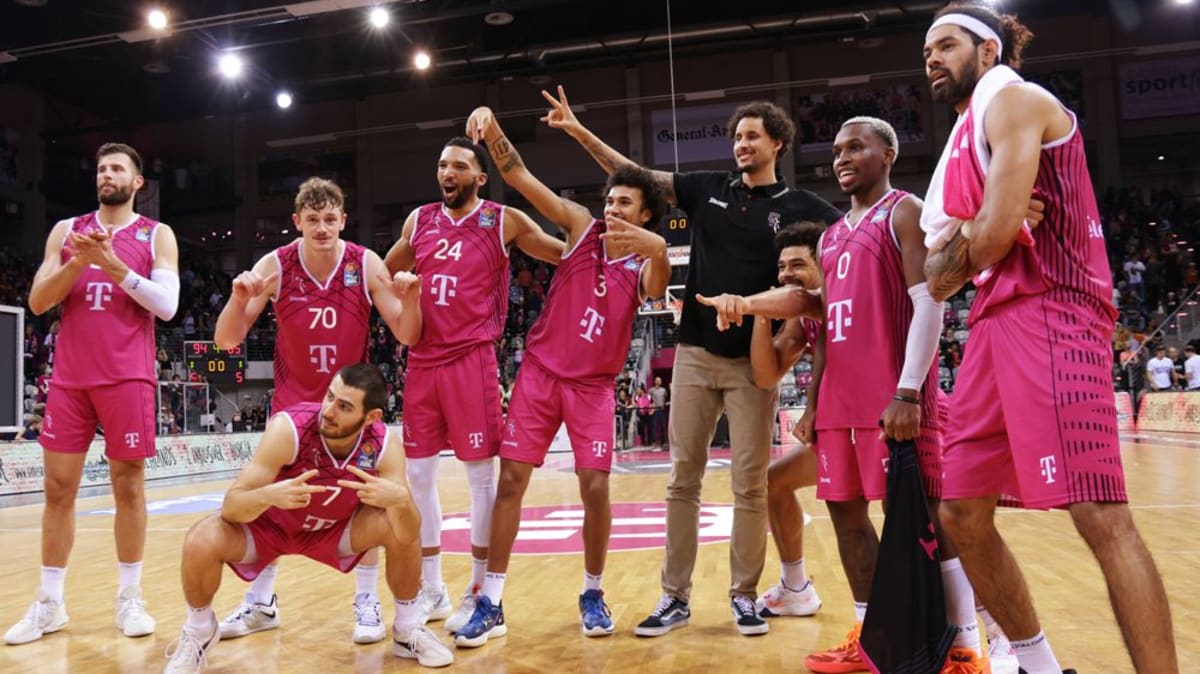 Vierter Sieg im vierten Spiel: Bonn bleibt Spitzenreiter - kicker