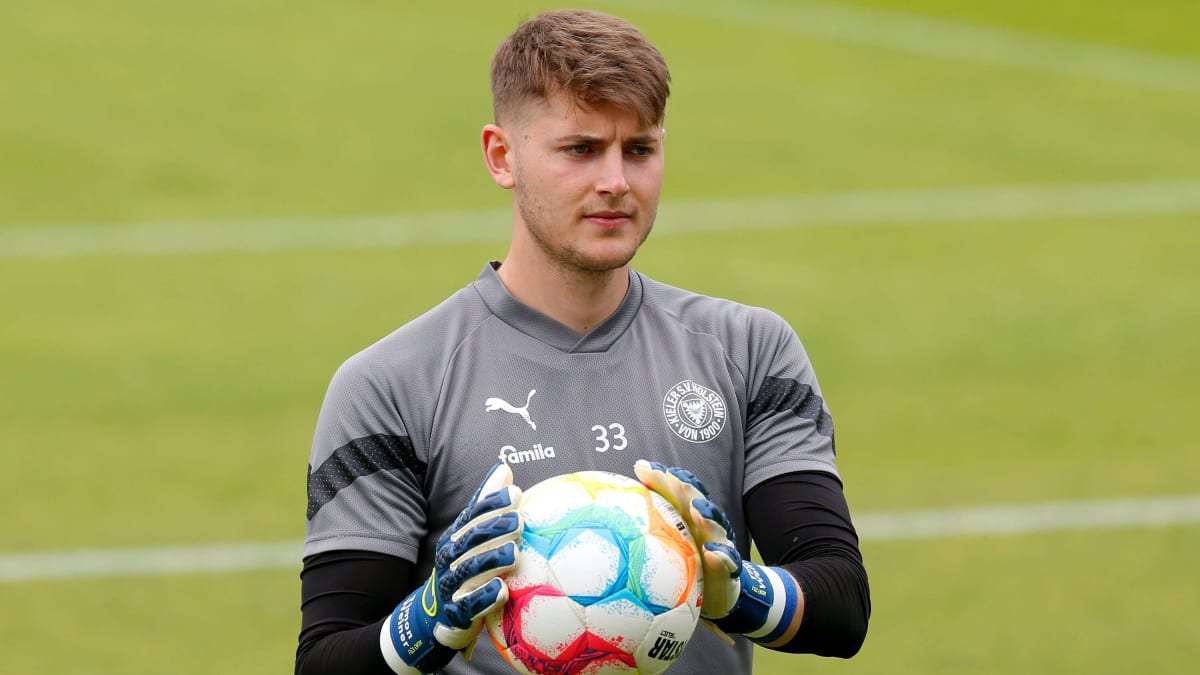 "Tadelloser Profi" Weiner verlängert in Kiel - kicker