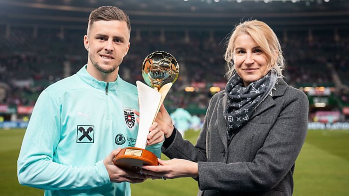 Vor Serbien-Länderspiel: Baumgartner erhält Pokal als Fußballer des ...