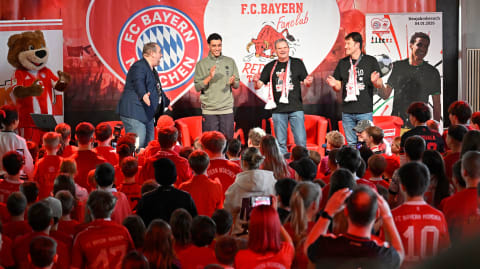 Bei Fanklub-Besuch: Ständchen für Musiala - und der singt selbst mit ...