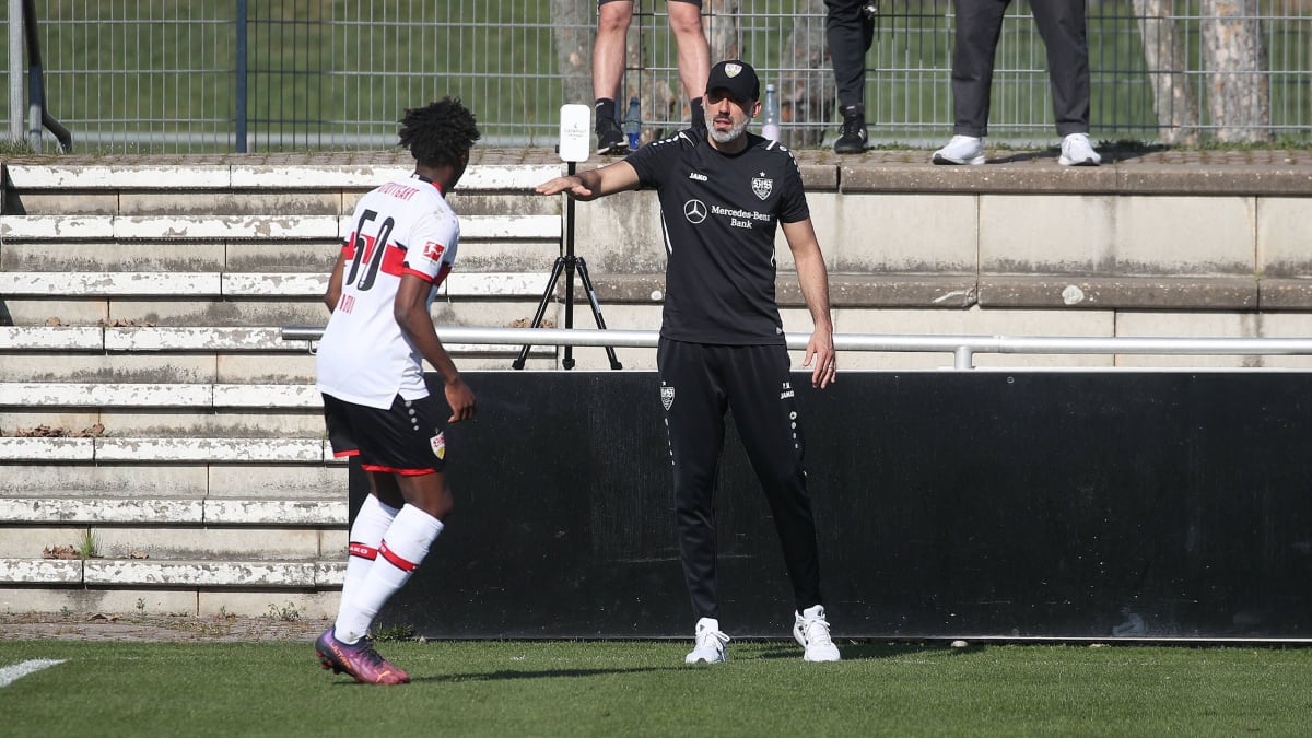 Tibidi stellt sich ins Abseits und bejubelt den Pokalsieg - kicker