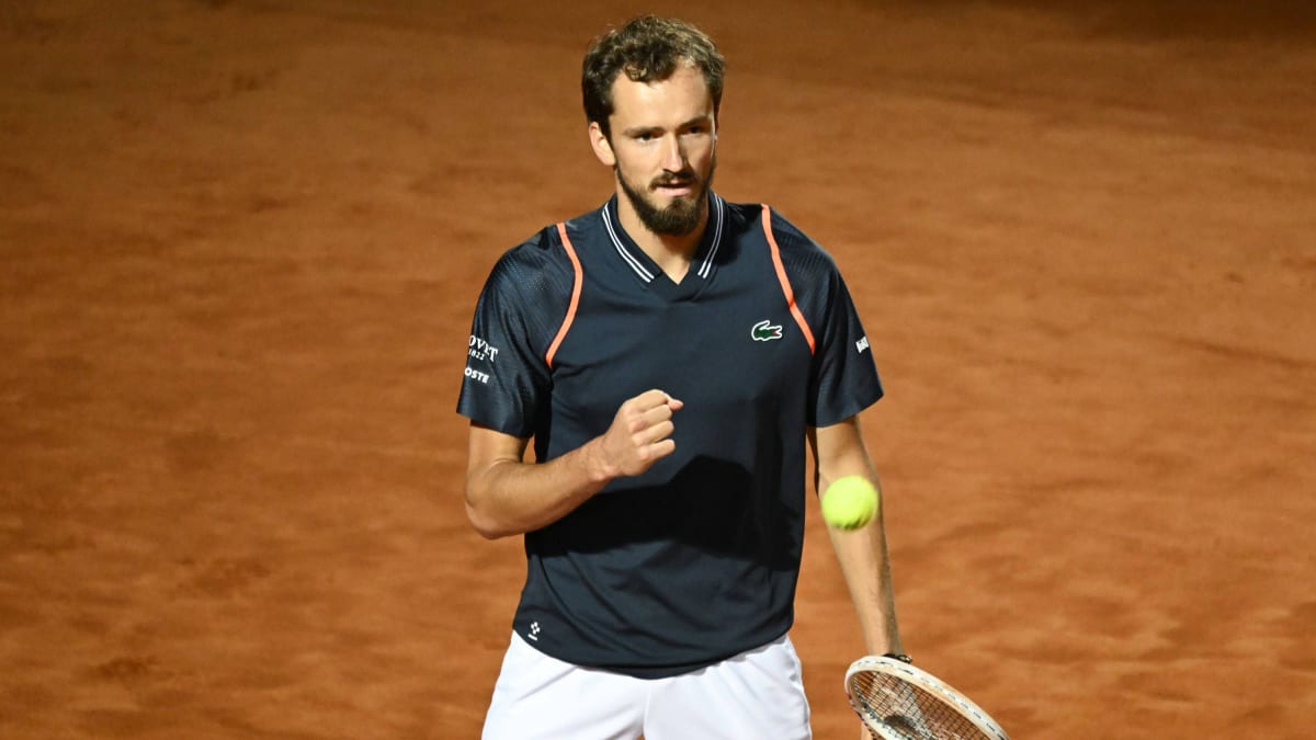Zwei-Satz-Sieg gegen Tsitsipas: Medvedev folgt Rune ins Finale - kicker