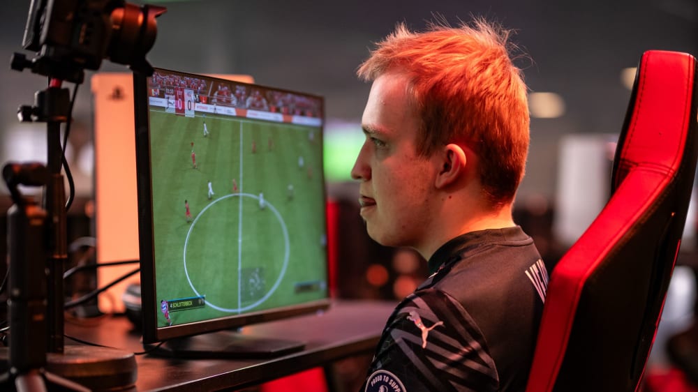 Warum sitzen eSportler wie Anders Vejrgang so nah am Bildschirm? - kicker