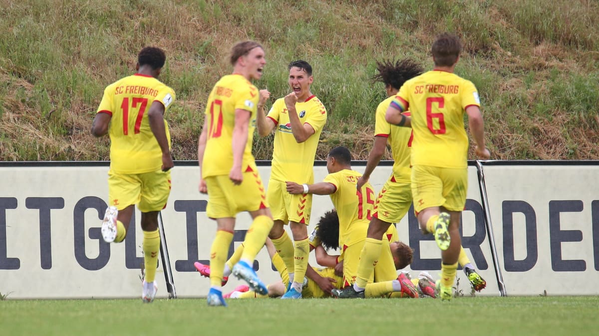 Remis im Topspiel reicht: Der SC Freiburg II steigt in die 3. Liga auf ...