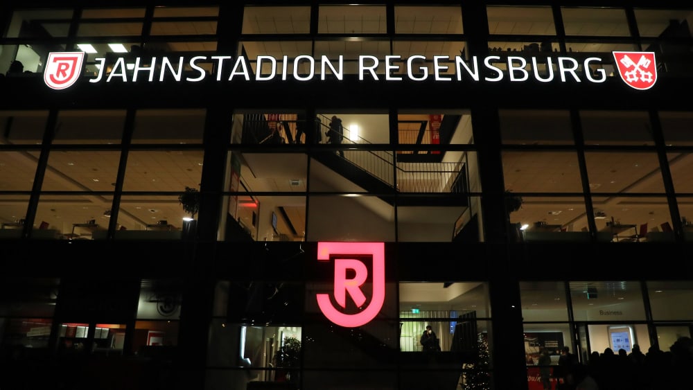 Nach dem Tod von Diawusie: Spiel in Regensburg findet statt - kicker