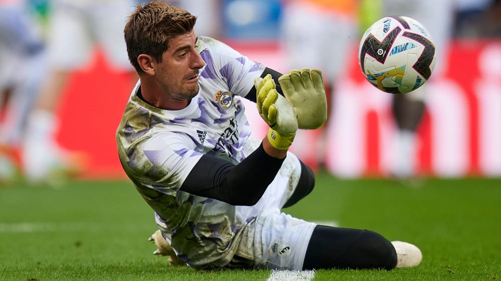 Auch Neuer und Trapp ausgestochen: Courtois gewinnt Yashin-Trophäe - kicker