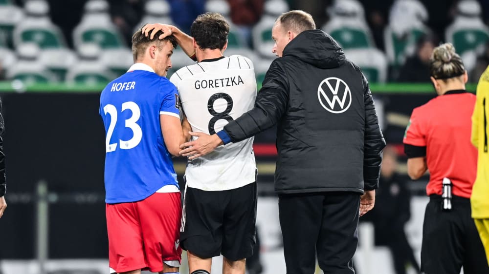 Nach Kung-Fu-Tritt: Goretzka schenkt Gegenspieler sein Trikot - kicker