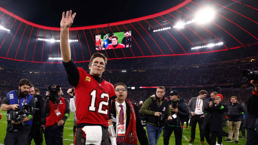 NFL in München: Tom Brady lacht über sich selbst - kicker
